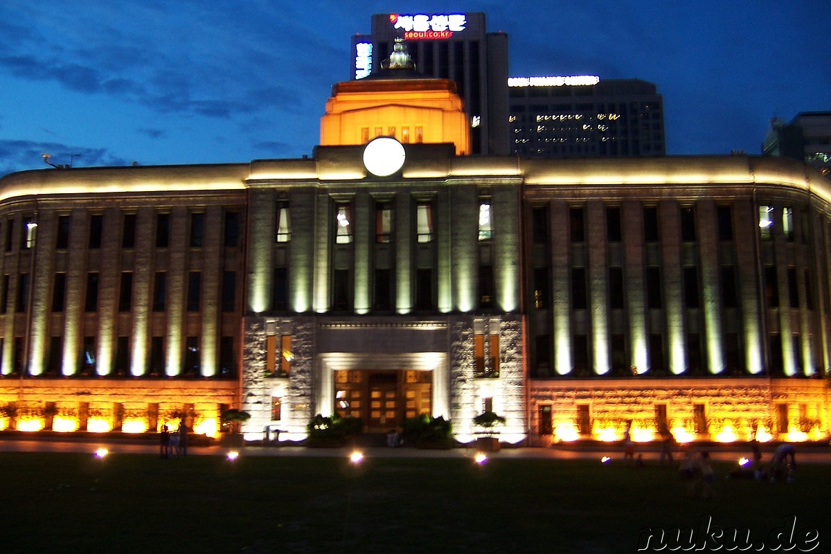 Nachtpicknick bei Live-Musik vor der Seoul City Hall - Seoul, Korea ...